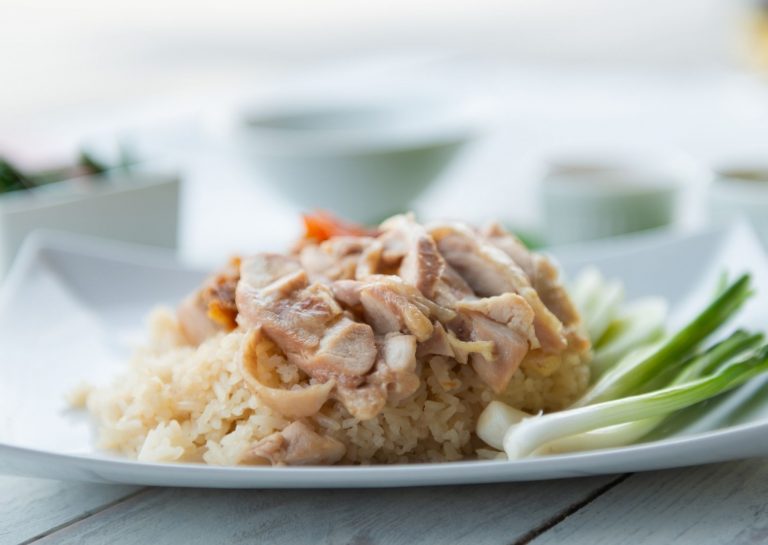 Pollo hervido acompañado de arroz, vegetales y salsa waldorf - Recetas ...